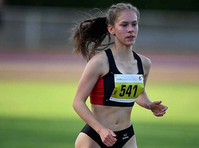 Jana Becker beschenkt sich an ihrem 16. Geburtstag über 1500 Meter mit ...